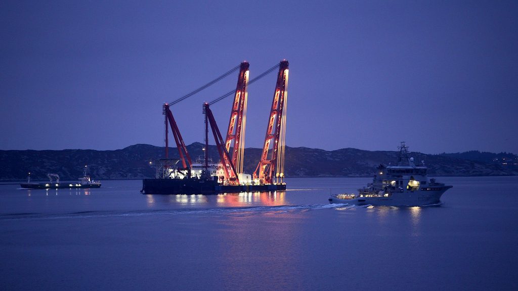 Crane vessel “Gulliver” travels to frigate accident site for salvage ...