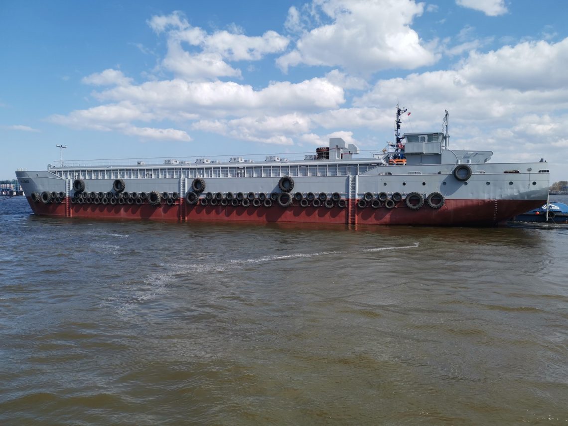 Converted long bulk carrier now one of the world’s largest feed barges ...